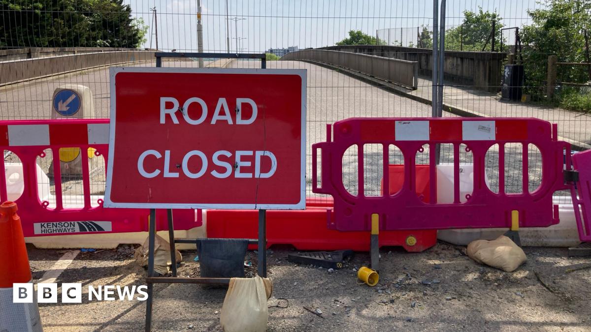 The struggles over fixing London's broken bridges - BBC News