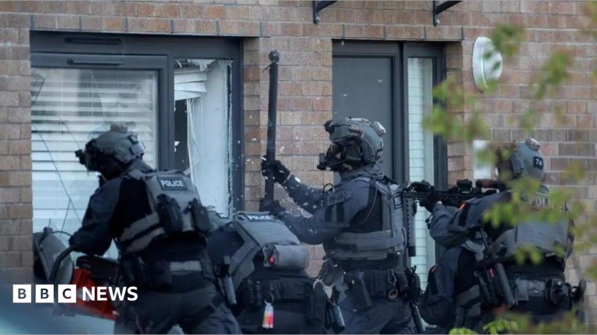 Police arrest six men in Glasgow-Edinburgh gangland feud dawn raids ...