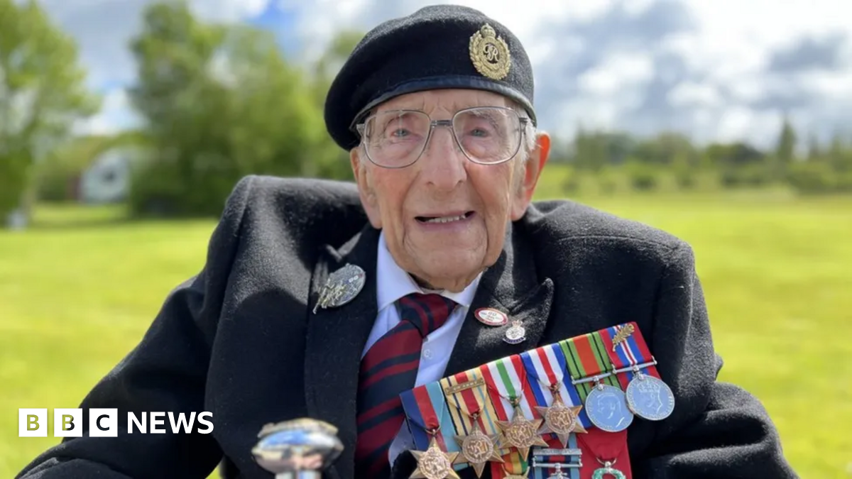 Basildon D-Day veteran has street named after him - BBC News