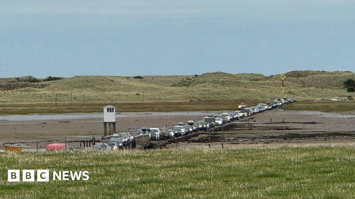 Major tailbacks on Holy Island tidal causeway after crash - BBC News