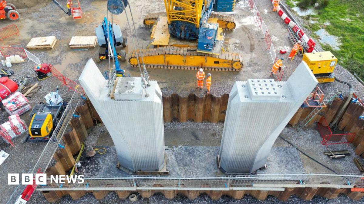HS2 work on huge pre-fab viaduct in Northamptonshire begins - BBC News