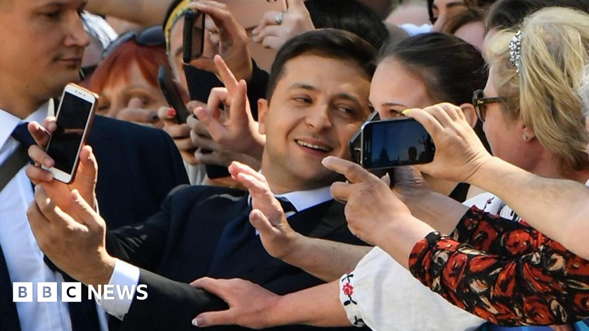 Volodymyr Zelensky: Comedian-president calls snap election - BBC News