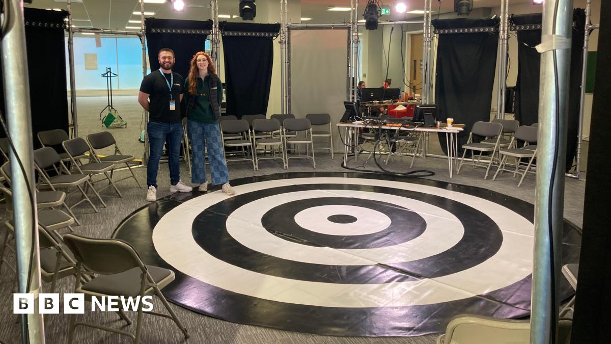 Prime Theatre prepares for new show in former Swindon Argos - BBC News