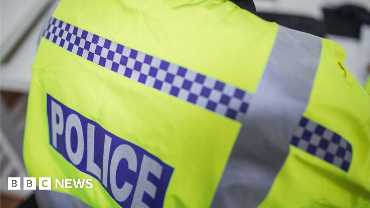 Murder arrests after man's early-morning death in Rugby - BBC News