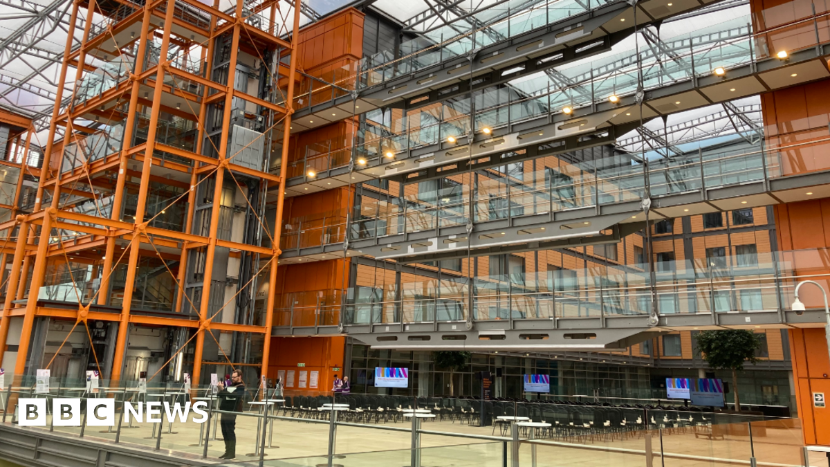 Staff impressed by new £750m Smethwick super hospital - BBC News