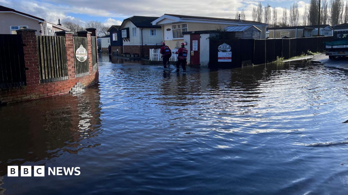 Iford Bridge Home Park residents told 'evacuate' as river rises - BBC News