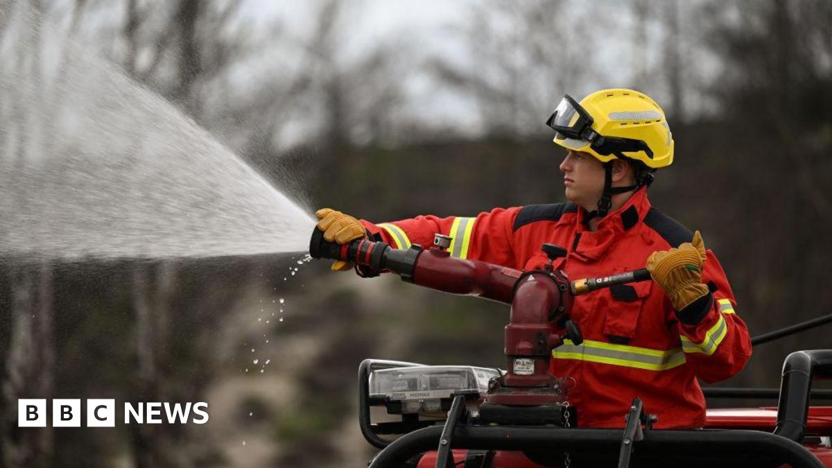 Surrey: Firefighters to hike gruelling Three Peaks in full kit - BBC News