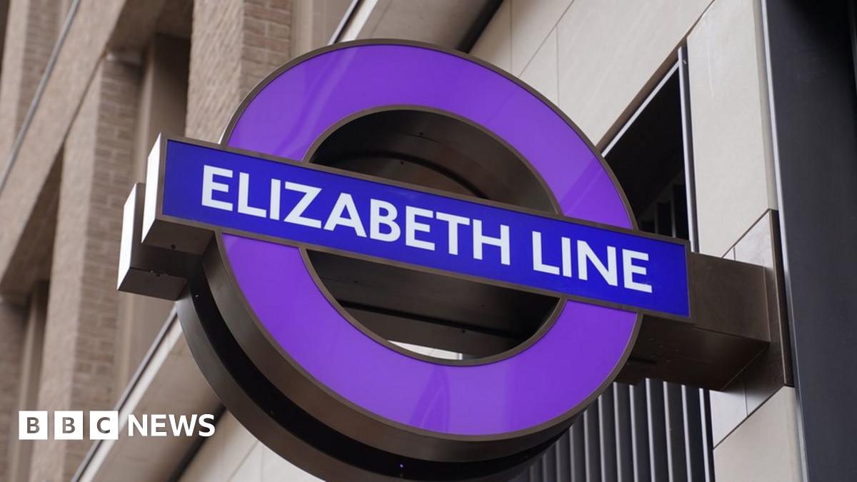 Ticket glitch fixed for Slough Elizabeth Line passengers - BBC News
