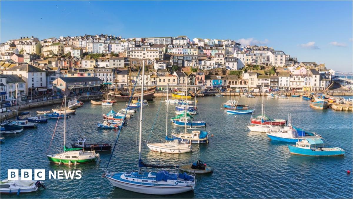 Brixham banking: New face-to-face hub opens in town - BBC News