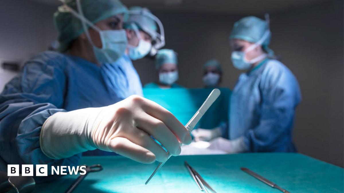 Health secretary Jeremy Hunt sorry as A&Es struggle to cope - BBC News