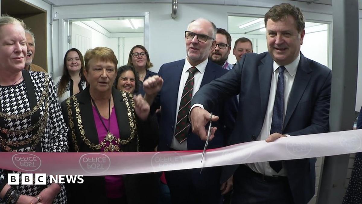 Devon: Post Office and bank hub to help remote communities - BBC News