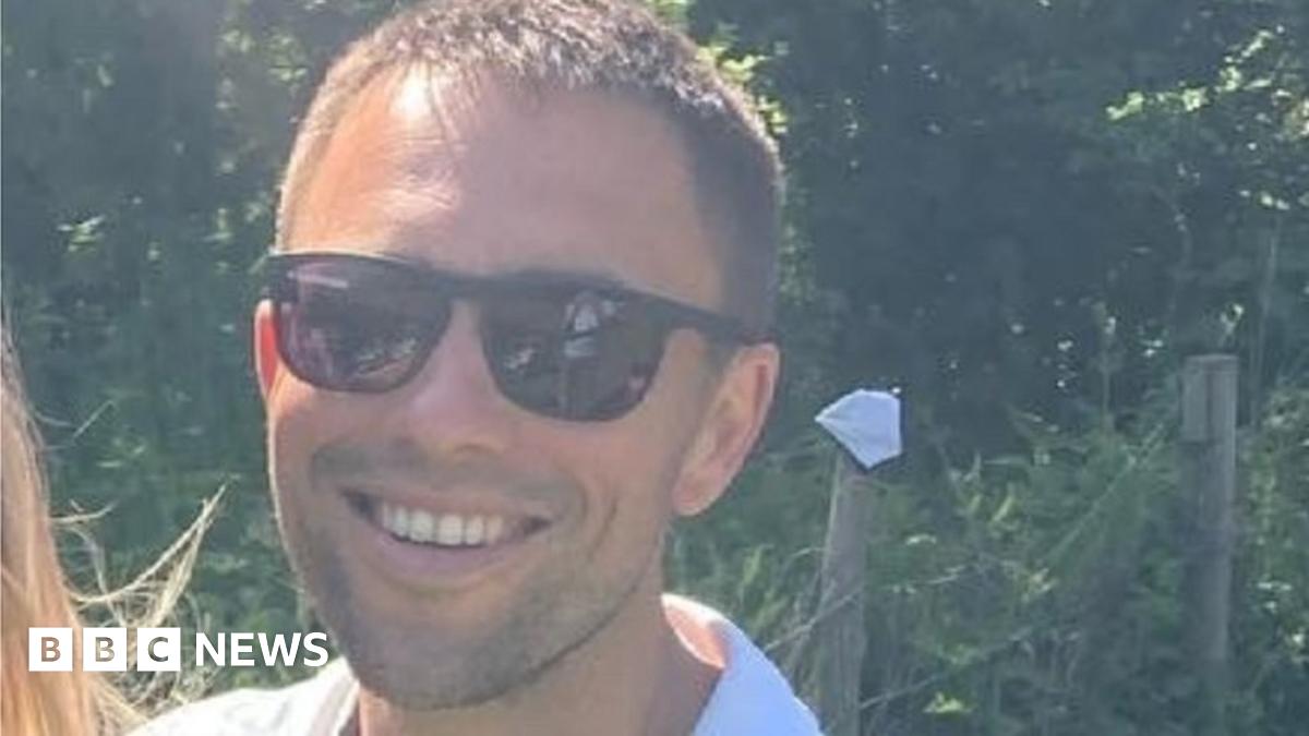 Stuart Griffiths: Tributes to Wales fan after bridge fall death - BBC News