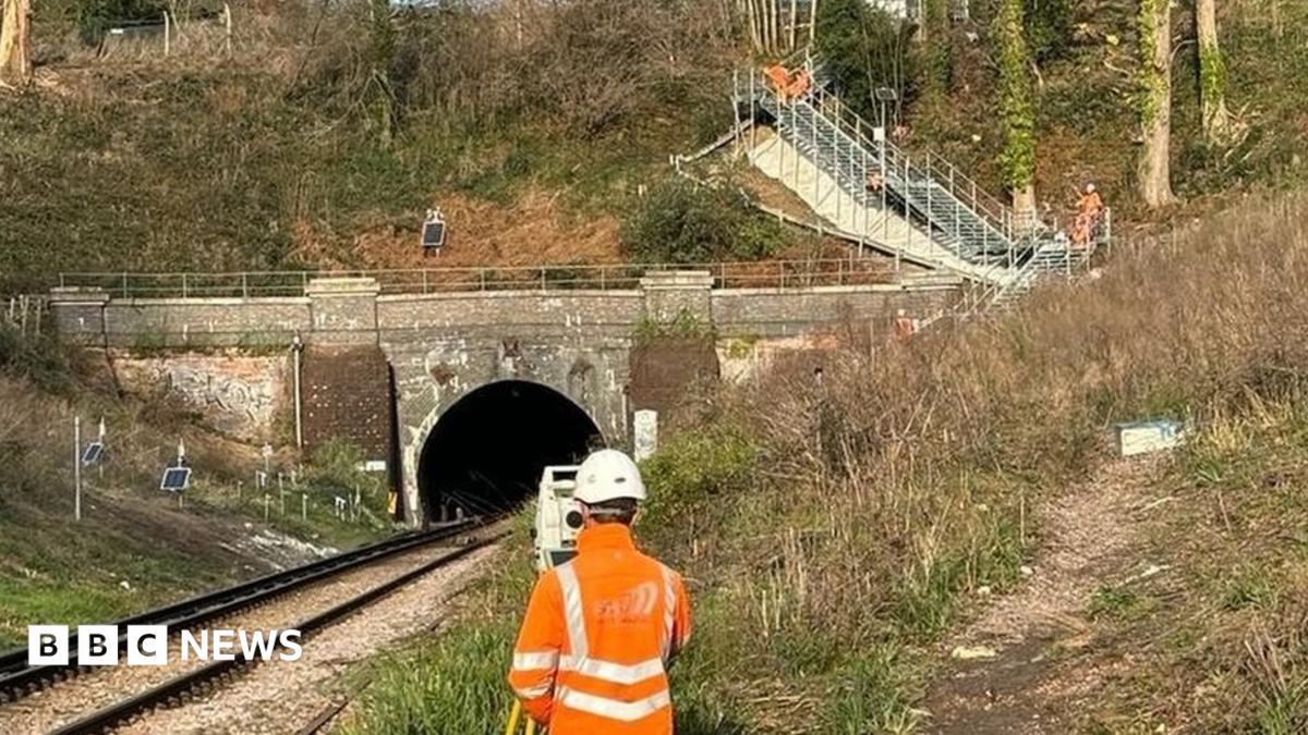 Fareham-Eastleigh: Railway line reopens after works to stabilise slope ...