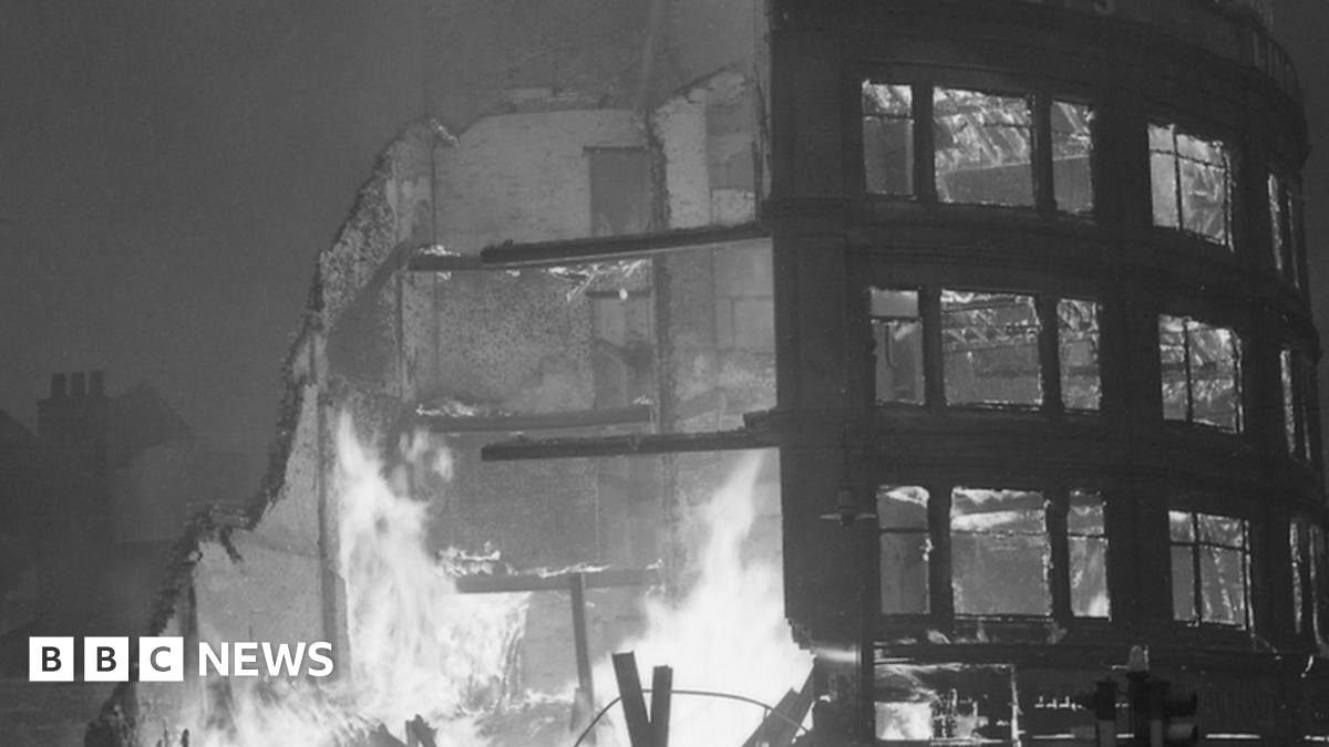 Manchester's devastating Christmas Blitz - BBC News