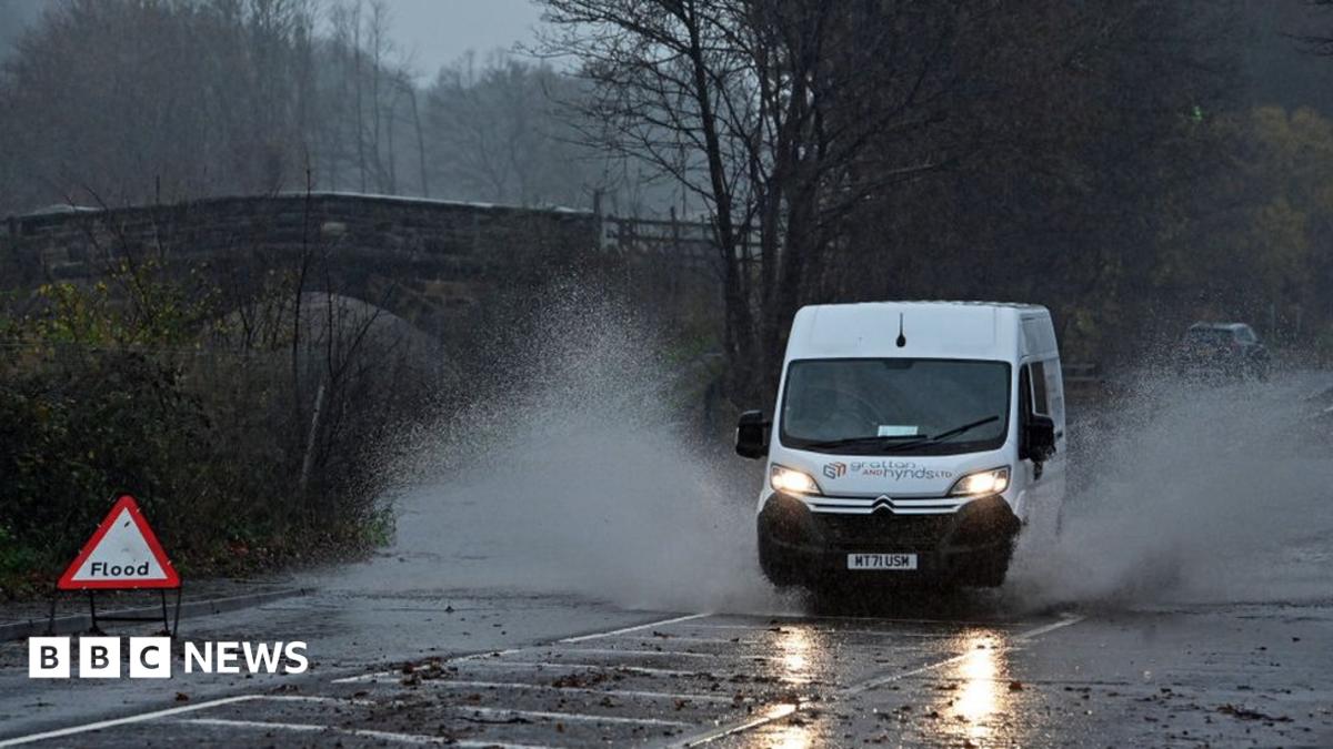 Heavy rain sparks flooding and travel alert across Scotland - BBC News