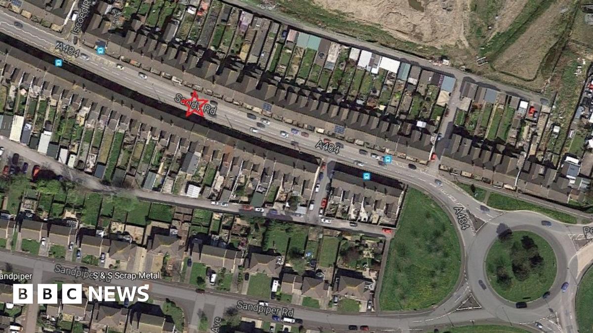 Pedestrian seriously injured in A484 Llanelli crash - BBC News