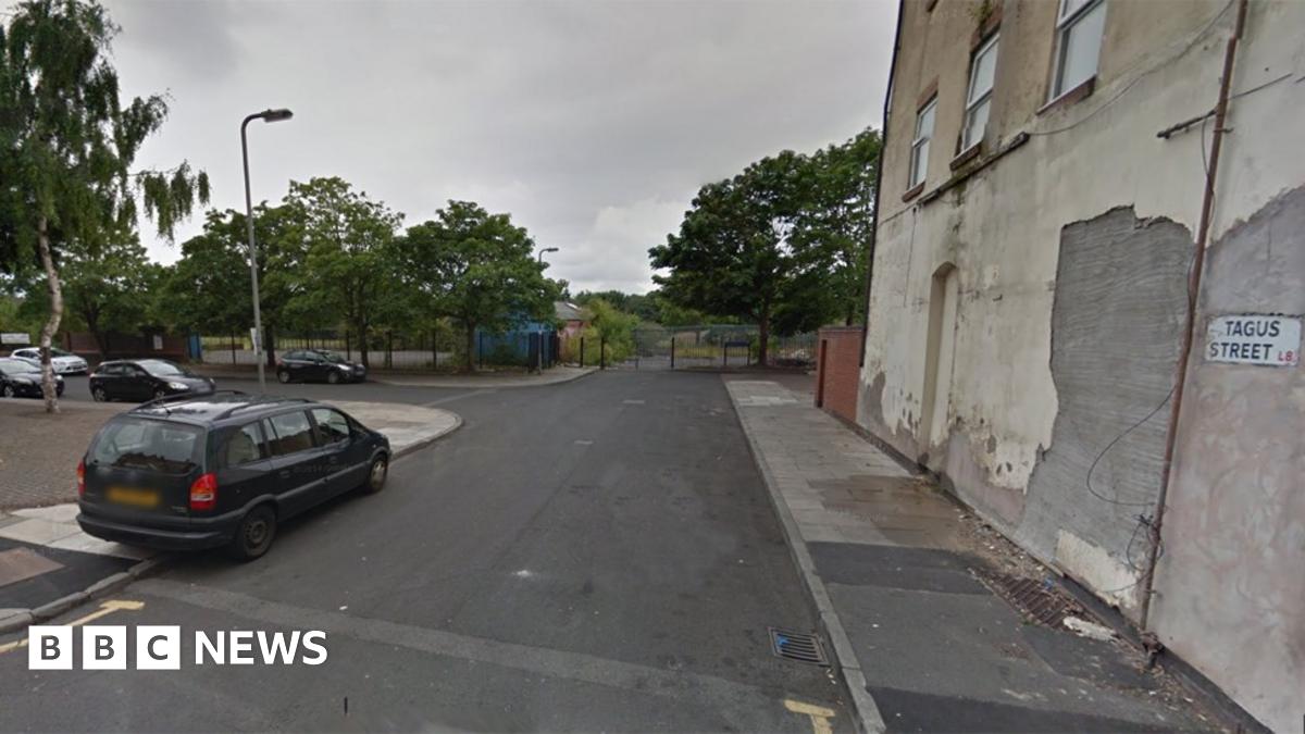 Liverpool murder: Man, 18, dies after being shot - BBC News