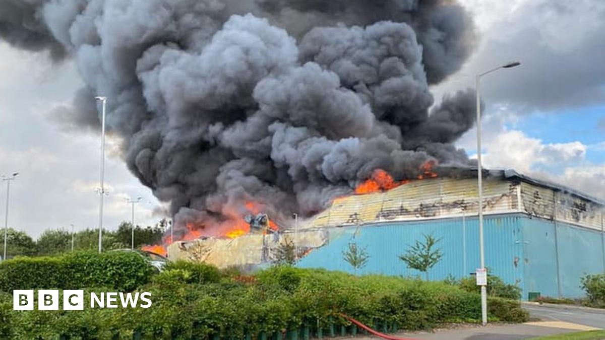 Warehouse destroyed in huge Coventry fire - BBC News