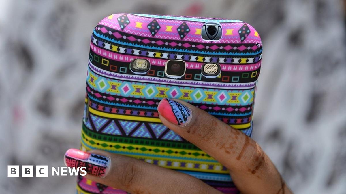 Should you take your phone to the United States? - BBC News