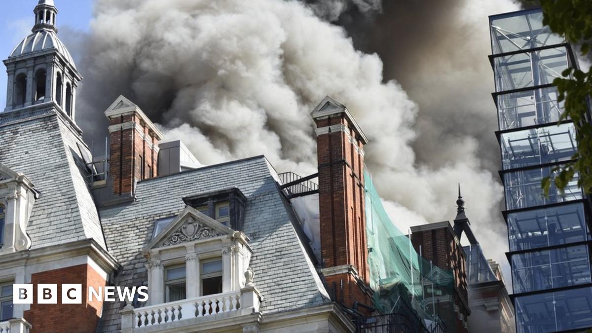 Knightsbridge hotel fire: Staff volunteer during repair work - BBC News