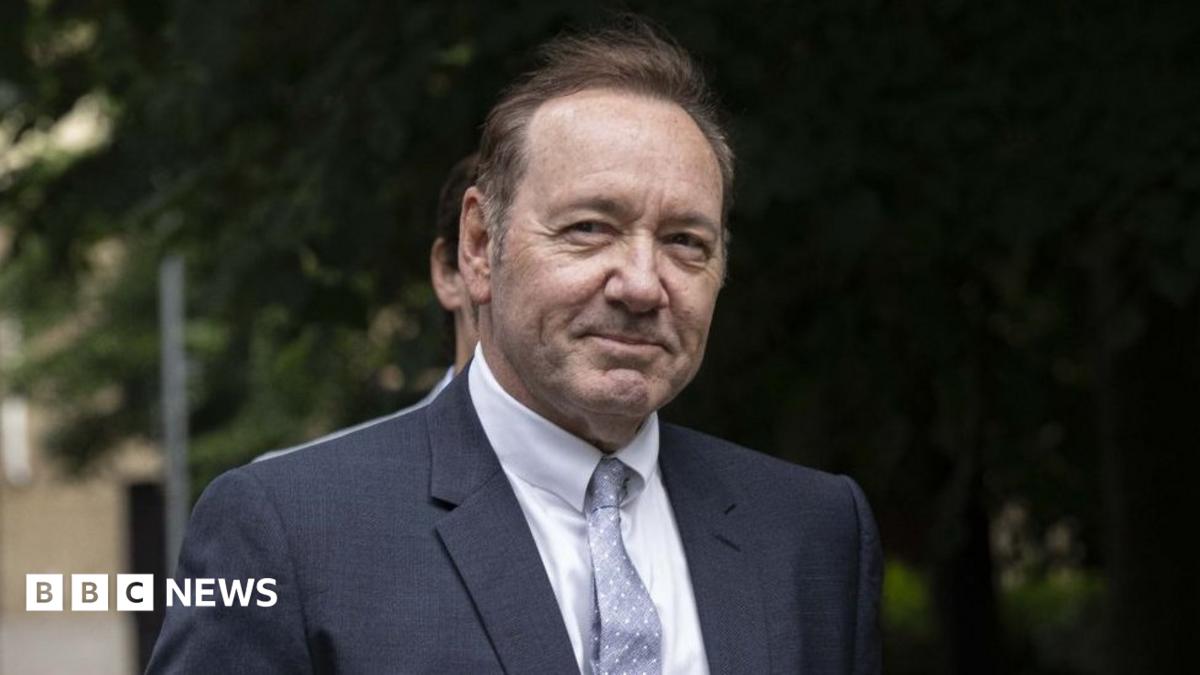 Kevin Spacey trial: Actor grabbed accuser's crotch, court hears - BBC News