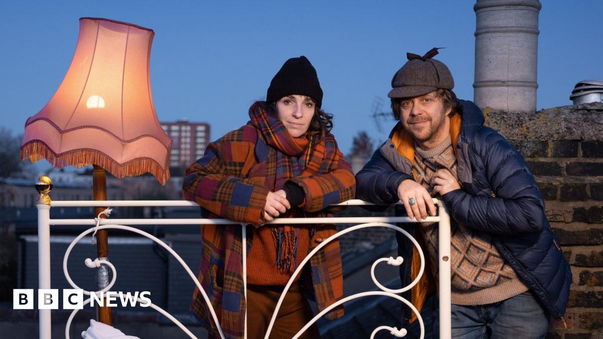 Walthamstow couple who slept on roof fund street's solar power - BBC News