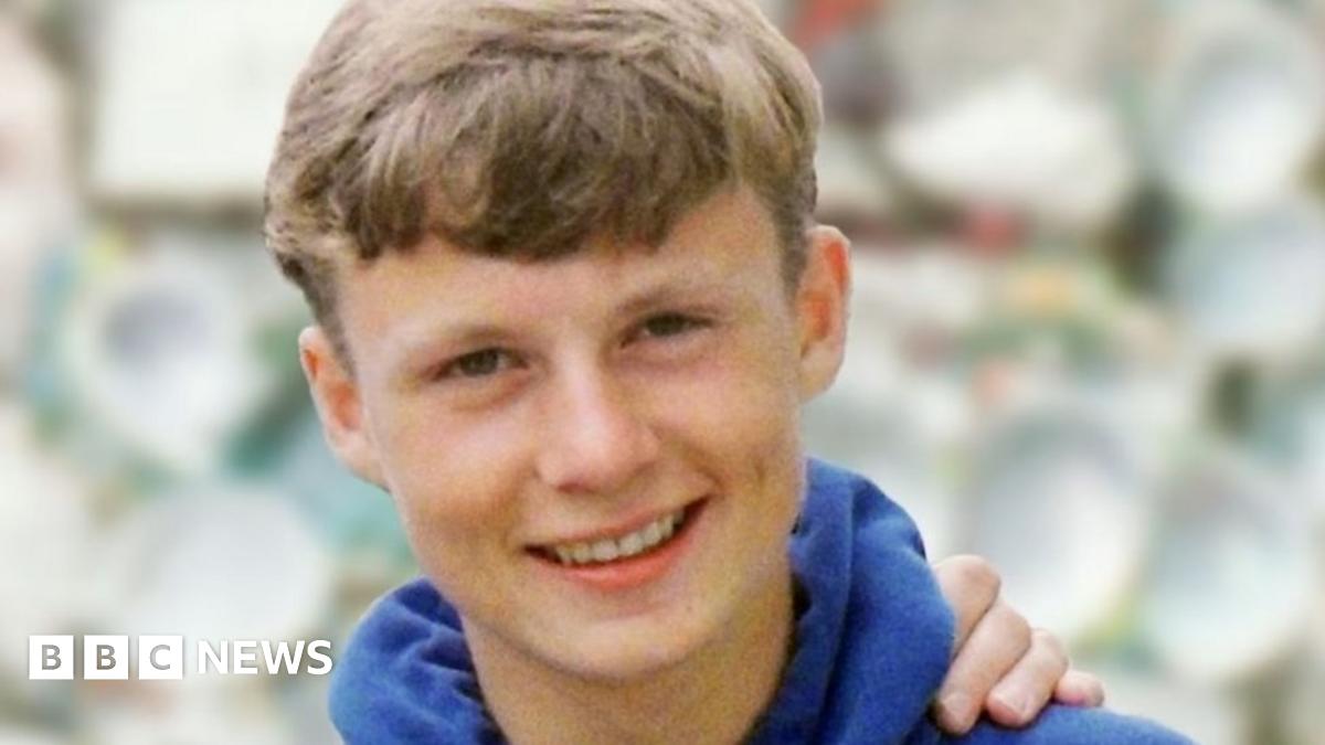 Appeal to find Sutton teen who went missing 35 years ago - BBC News