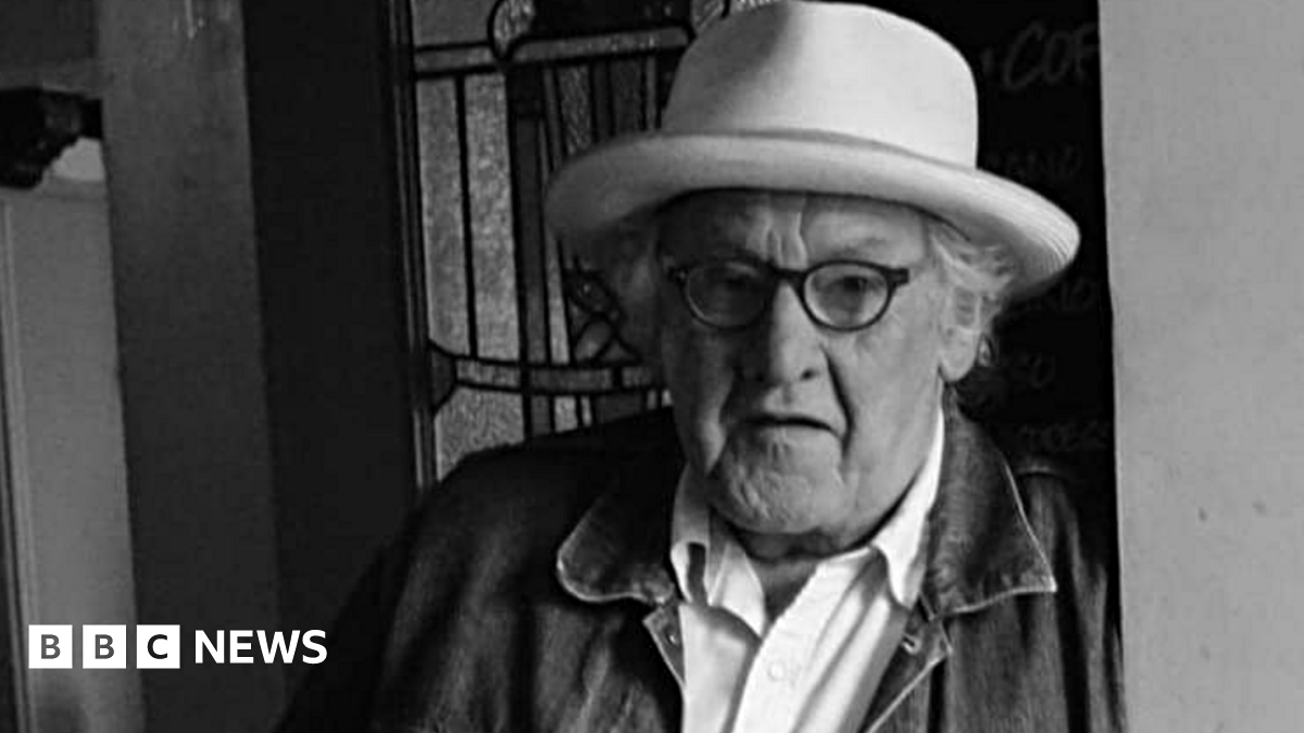 Swansea: Tributes after Twin Town co-writer Paul Durden dies - BBC News