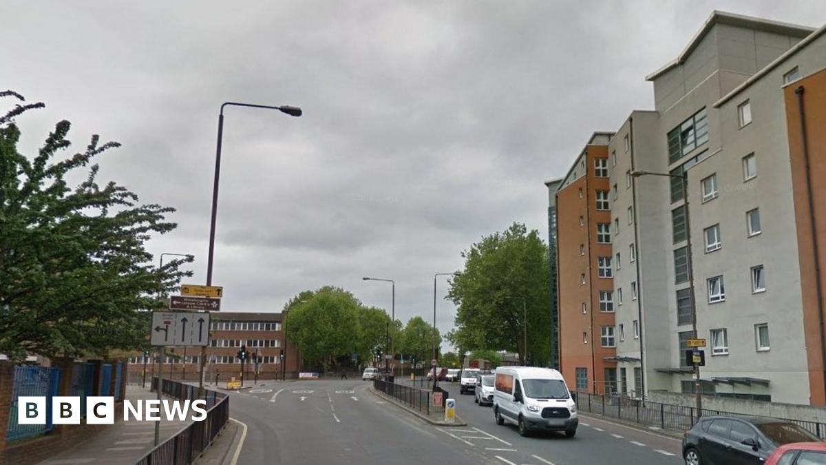 Deptford stabbing: Man found fatally wounded on street - BBC News