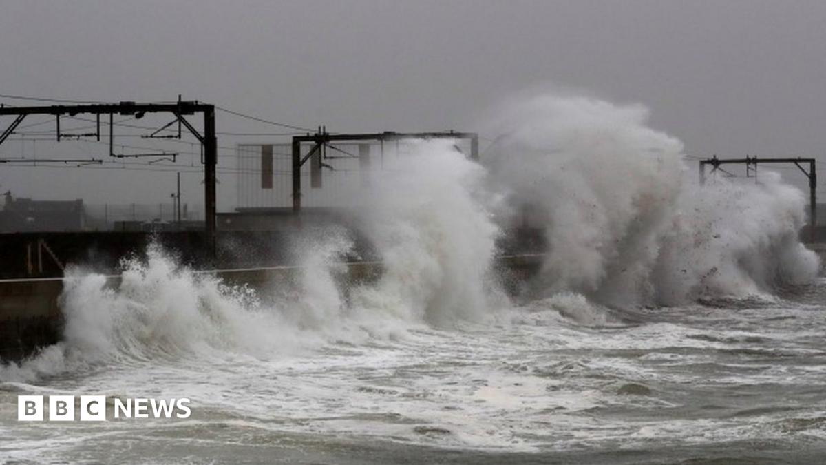Parts of Scotland hit by more heavy rain following Storm Callum - BBC News