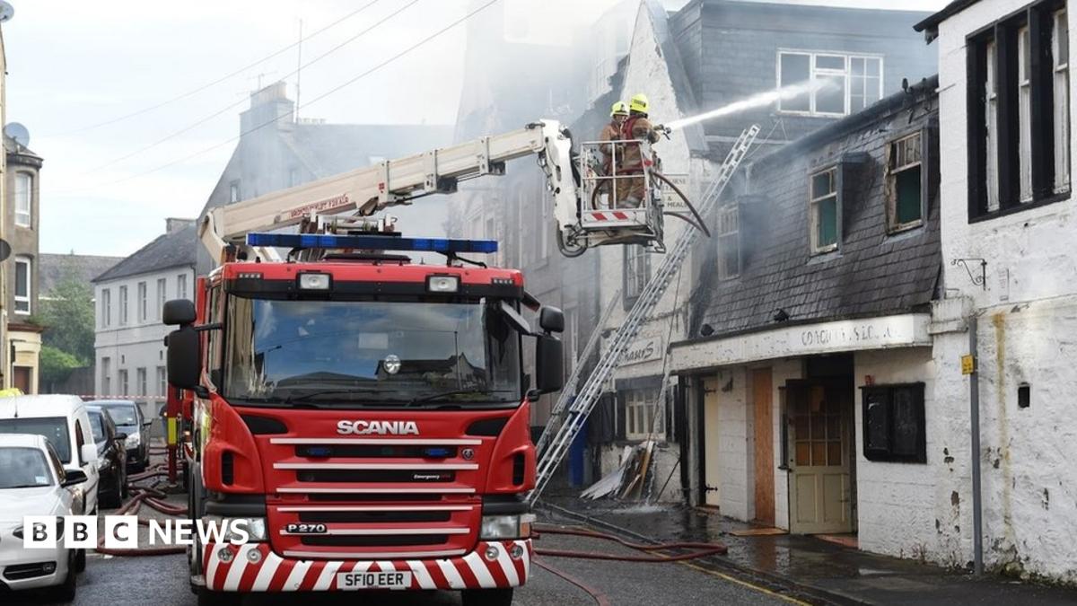 Homes evacuated after fire at former hotel in Perth - BBC News