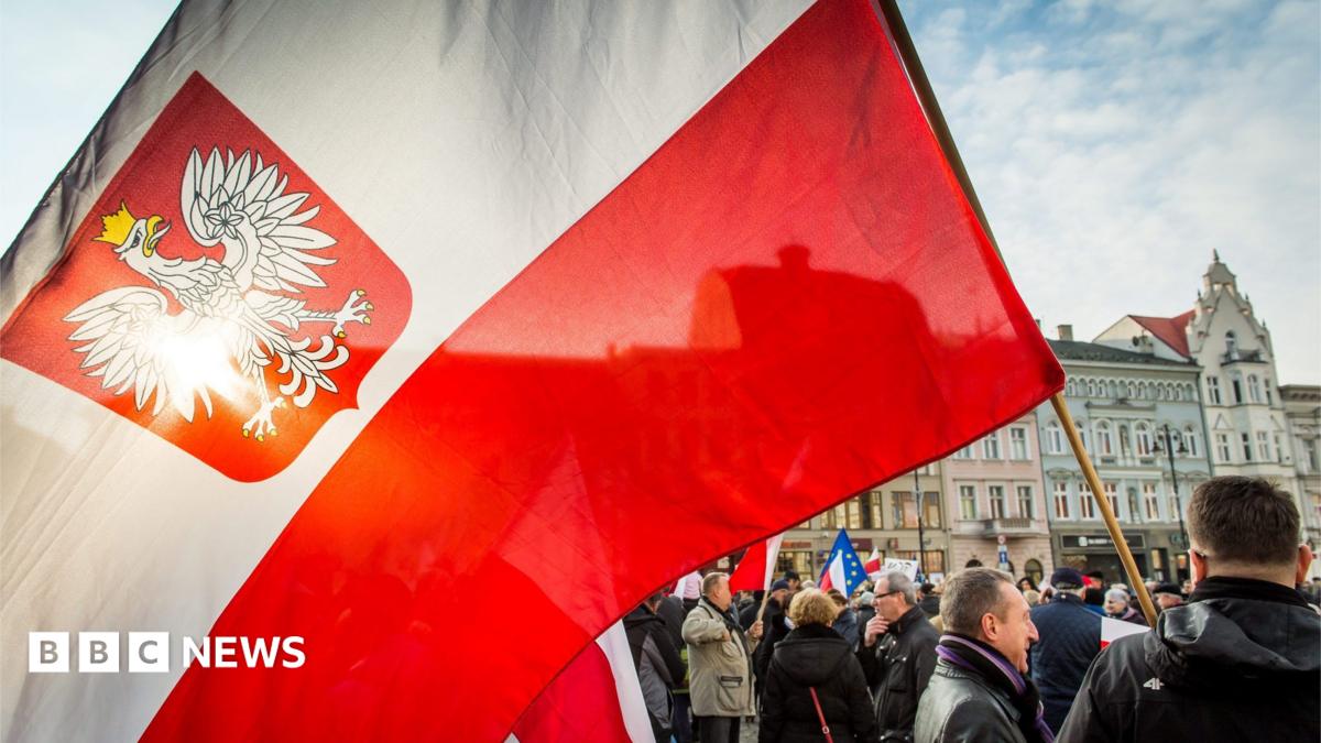 Poland protests: Tens of thousands march again - BBC News