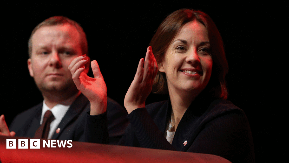 Scottish Labour conference delegates back federal UK motion - BBC News
