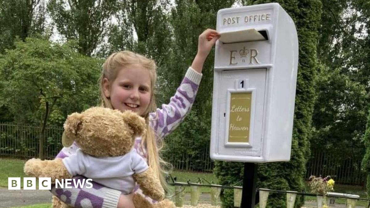 Grimsby: Bereaved family set up 'letters to heaven' postbox - BBC News