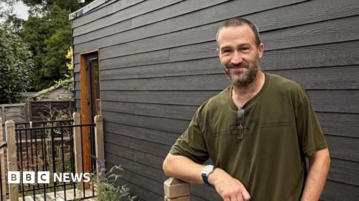 Ipswich homeless pods turned my life around, says rough sleeper - BBC News