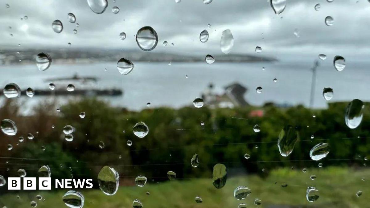 Heavy rain prompts Isle of Man 'prepare for flooding' warning - BBC News