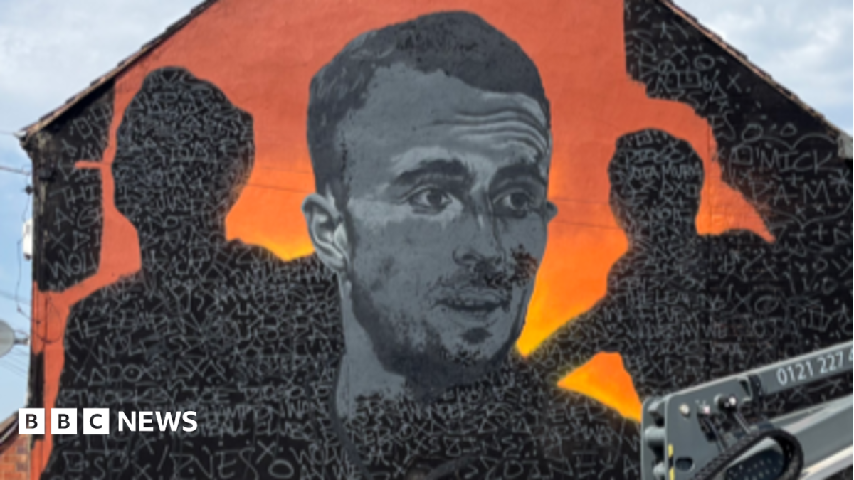 Wolves fans fund and paint Diogo Jota mural - BBC News