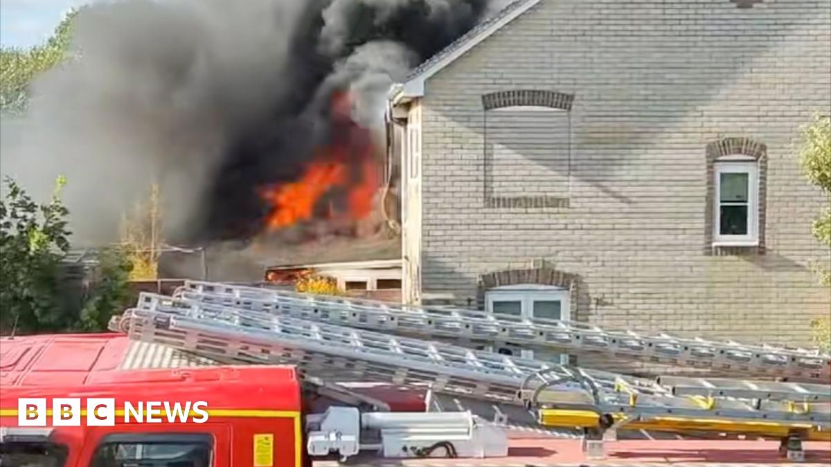 Basingstoke: Conservatory fire spreads through home - BBC News