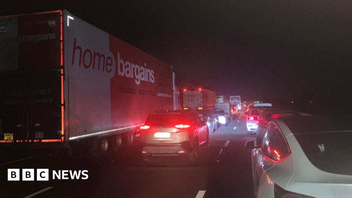 M4 in Wiltshire shut after two serious crashes - BBC News