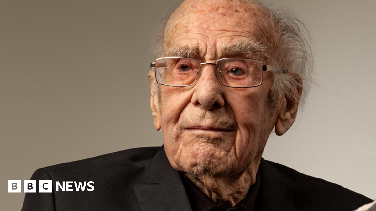 D-Day veteran recalls being among first to land in Normandy - BBC News