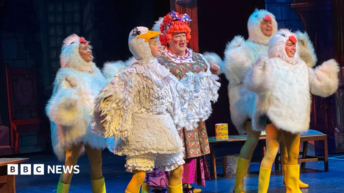 'Loud, brash and in your face' – how to be a pantomime dame - BBC News
