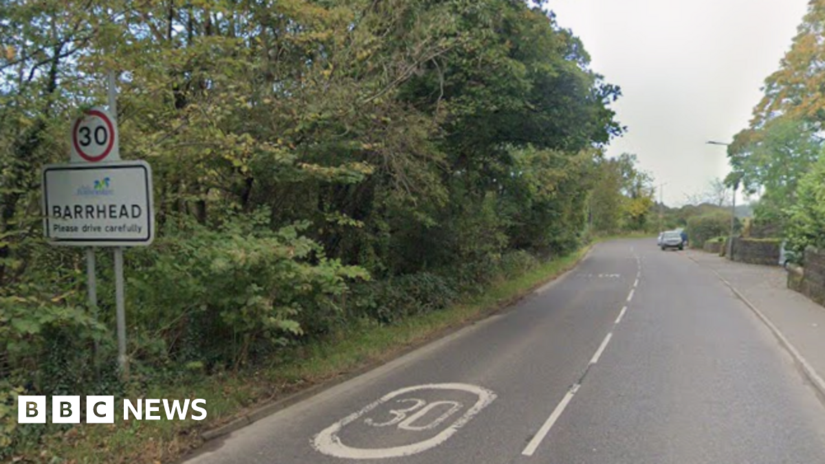 Three people taken to hospital after Barrhead car crash - BBC News
