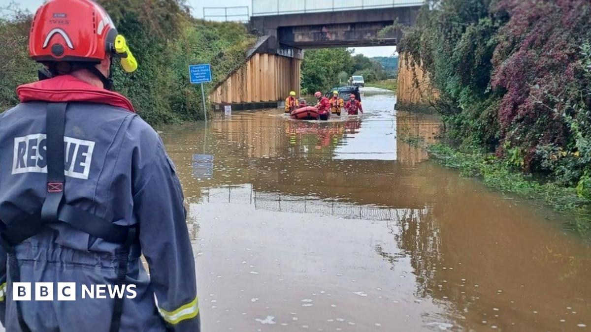 Longcot: Three rescued from car marooned in floodwater - BBC News