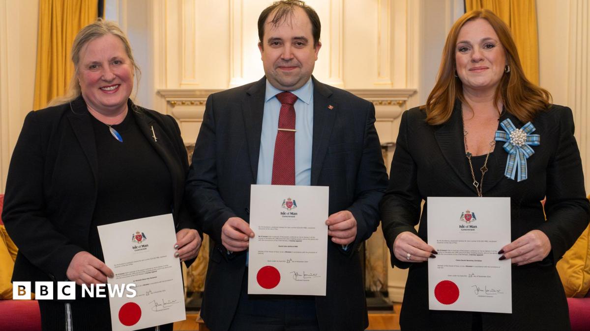 Isle of Man government cabinet shake-up sees three new ministers - BBC News