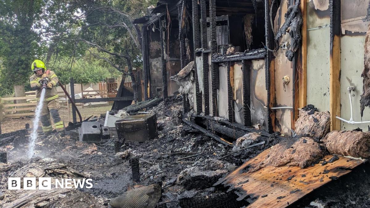 Bonfire warning issued as outhouse catches fire in Essex - BBC News