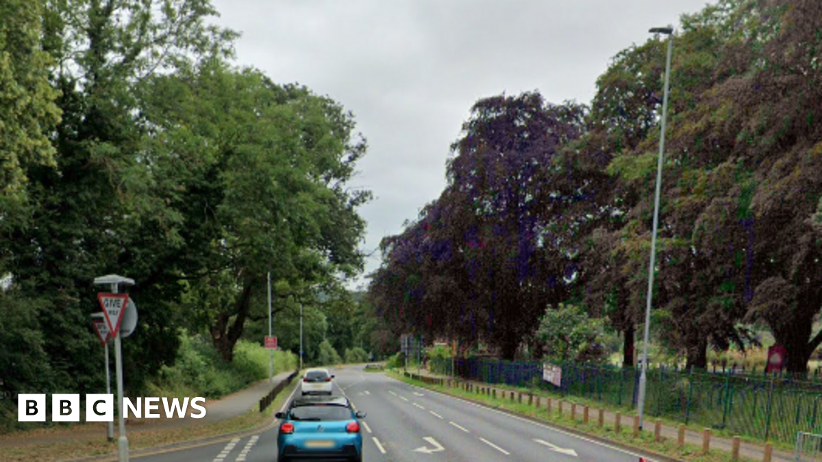 Woman in her 70s seriously injured in Kettering car crash - BBC News