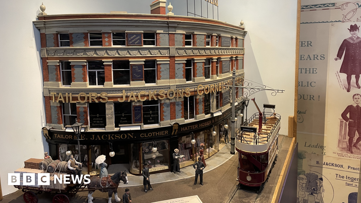 Reading Museum displays models of landmark department store - BBC News