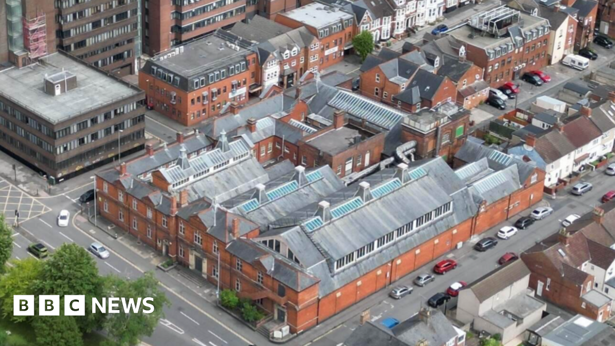 Delays hit reopening of historic Turkish baths in Swindon - BBC News