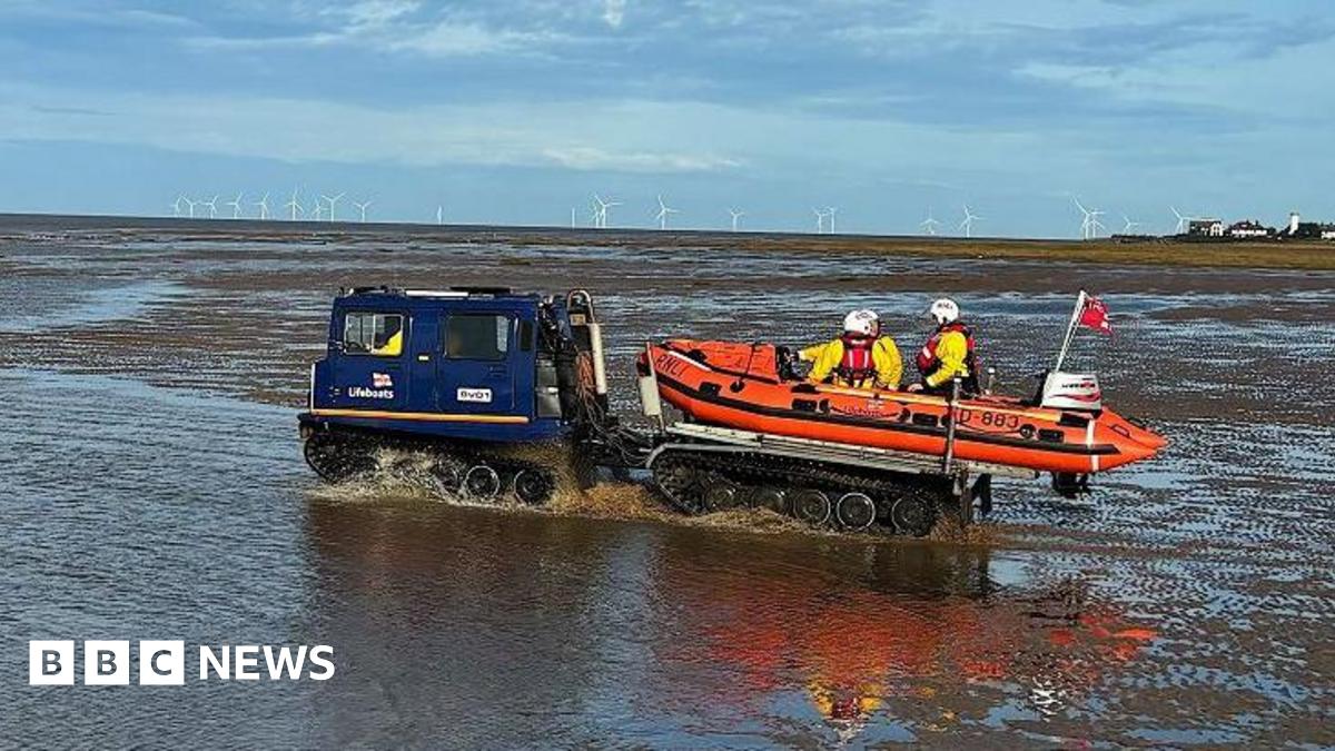 Wirral: Ten stranded by rising tide rescued from Dee Estuary - BBC News