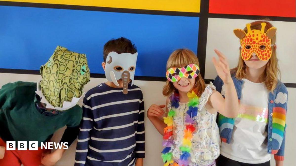 York kids' art exhibition created by eight-year-old girl - BBC News